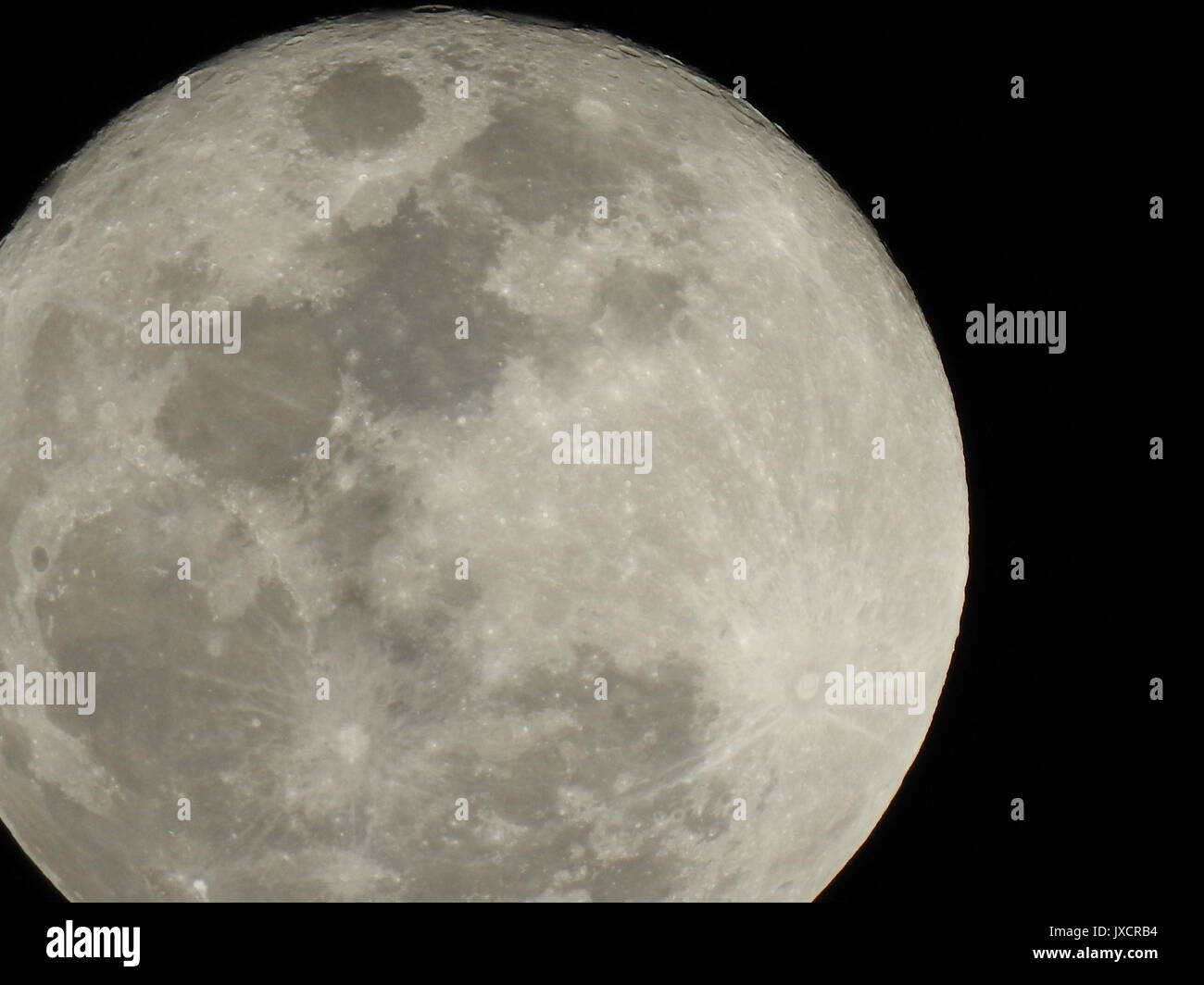 Zoom: Moon unveiled in mesmerizing detail through super zoom lens ...