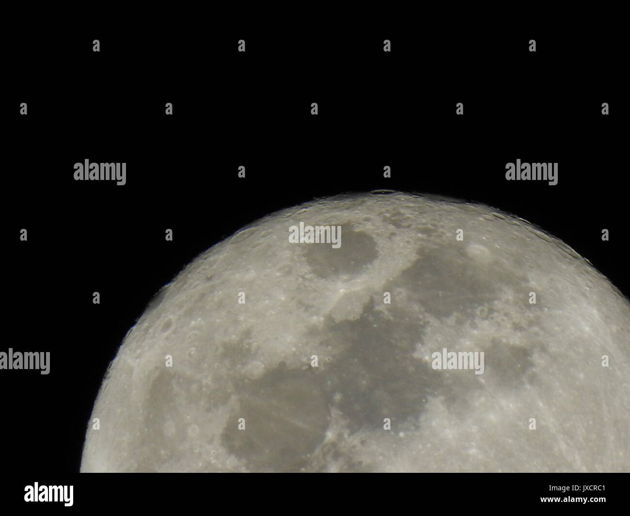 Zoom: Moon unveiled in mesmerizing detail through super zoom lens ...