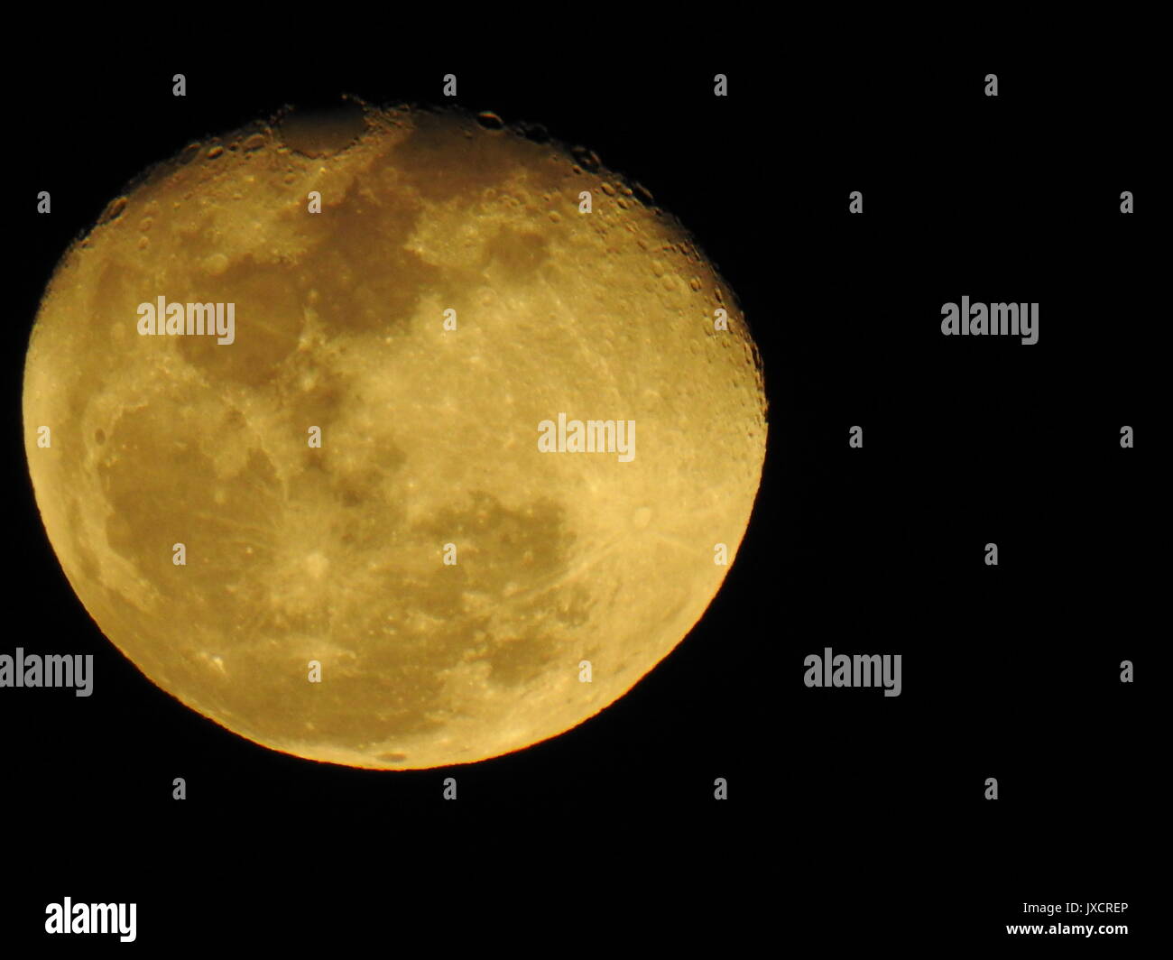 Zoom: Moon unveiled in mesmerizing detail through super zoom lens ...