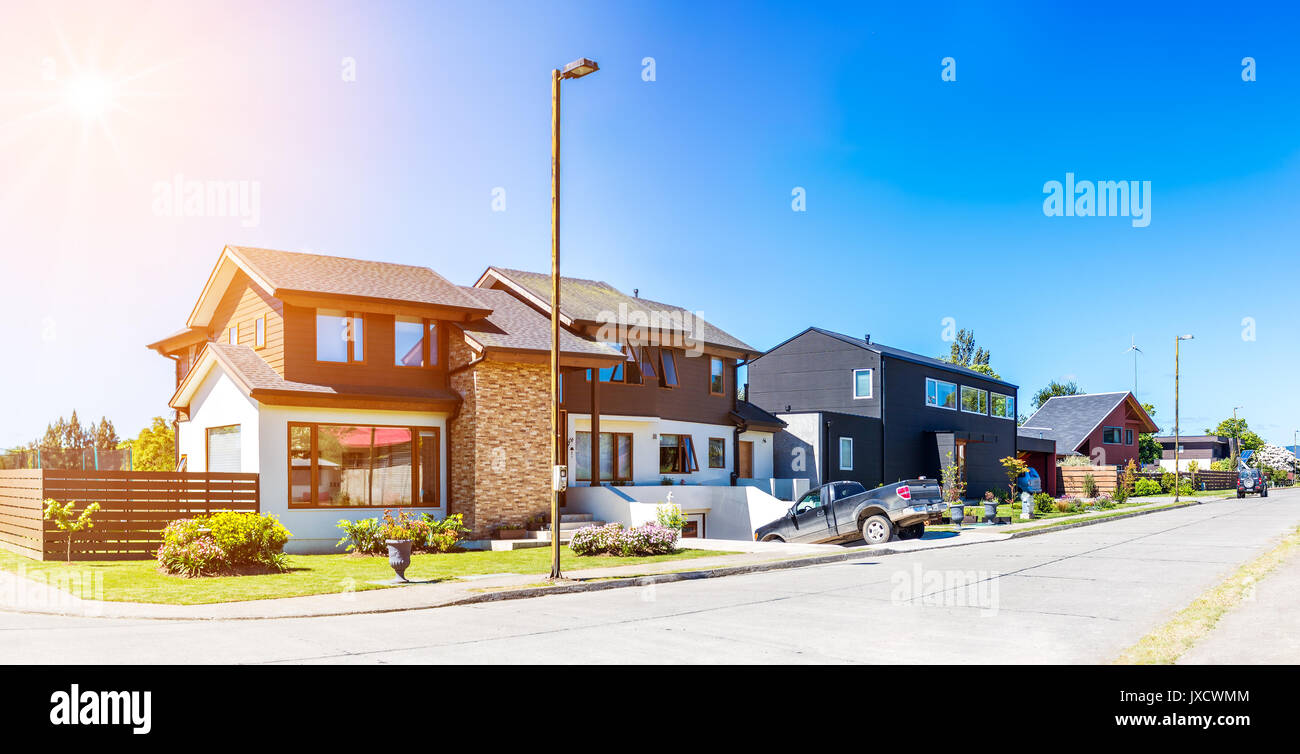 Middle class house exterior hi-res stock photography and images - Alamy