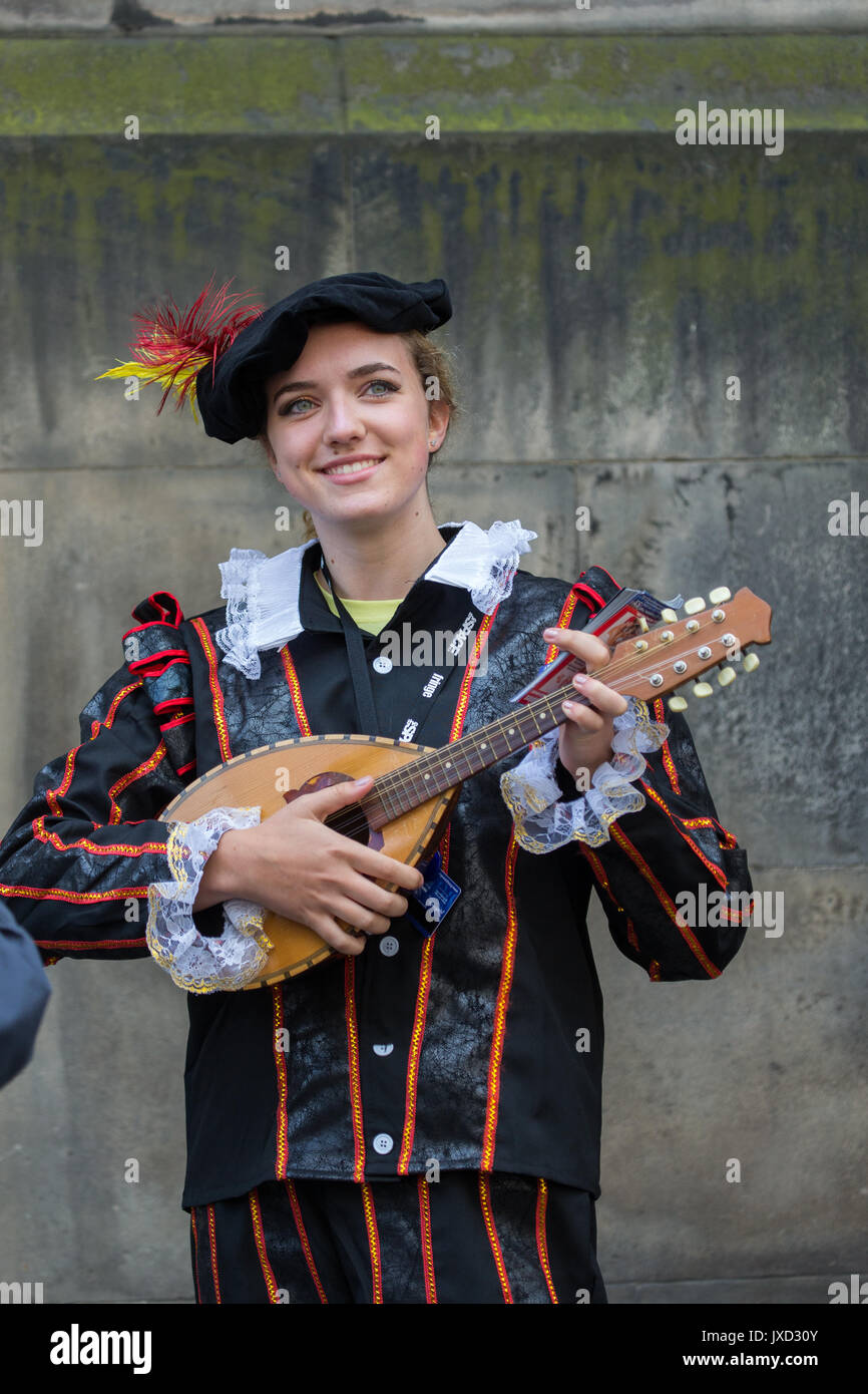 Actor in elizabethan costume hi-res stock photography and images - Alamy