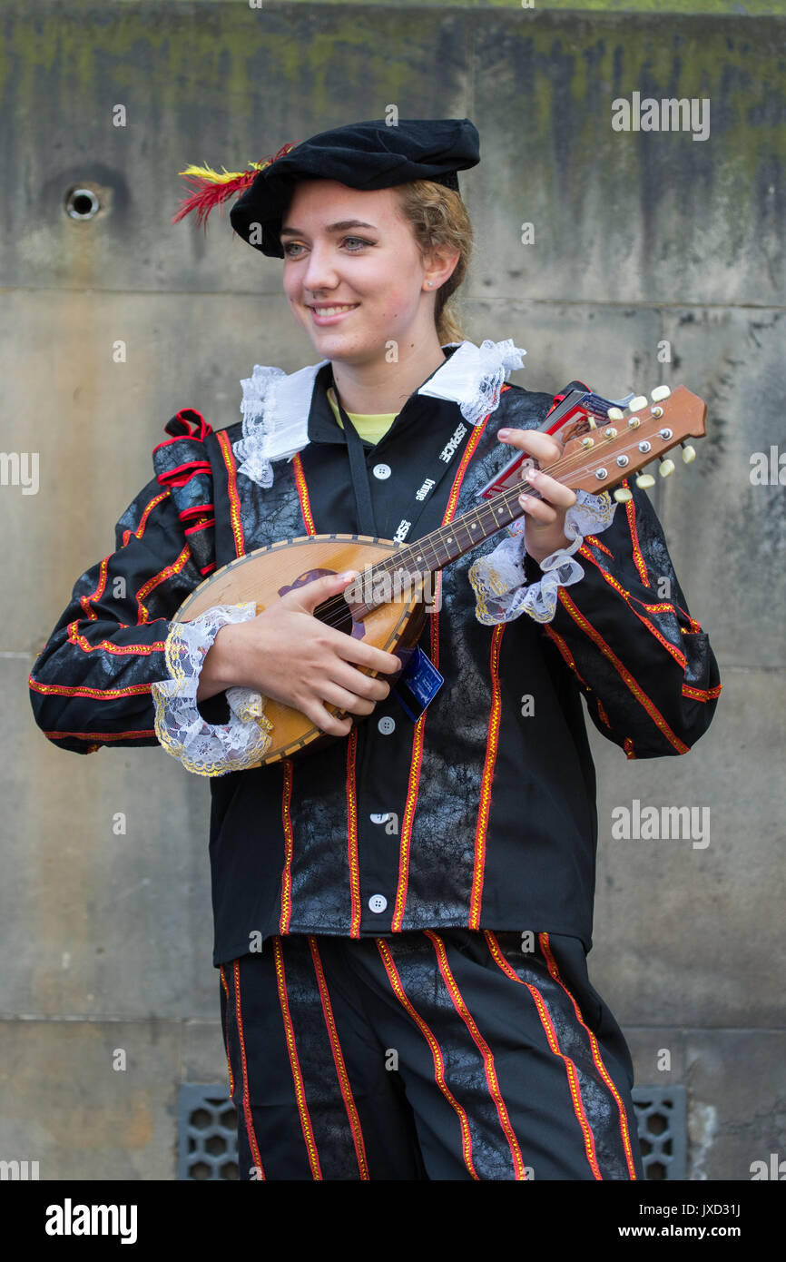 Actor in elizabethan costume hi-res stock photography and images - Alamy