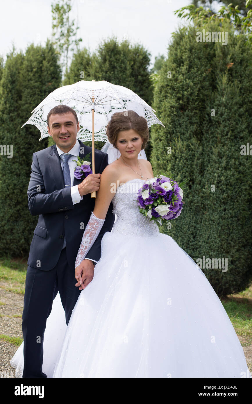 Beautiful married couple in the wedding day Stock Photo - Alamy