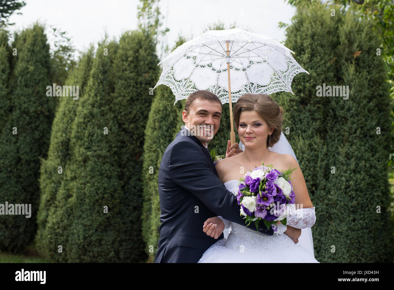 Beautiful married couple in the wedding day Stock Photo - Alamy