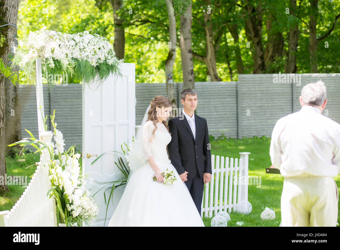 Beautiful married couple in the wedding day Stock Photo - Alamy