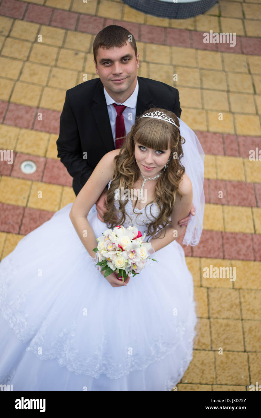 Beautiful married couple in the wedding day Stock Photo - Alamy