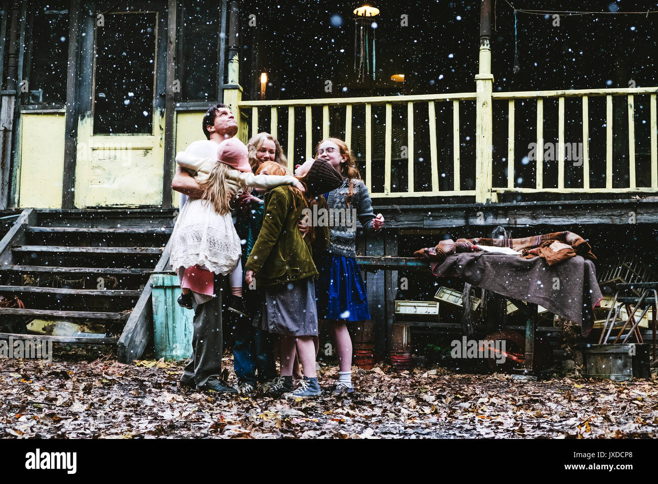 THE GLASS CASTLE, from left, Woody Harrelson, Eden Grace Redfield ...