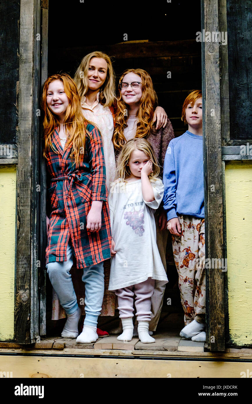 THE GLASS CASTLE, from left, Ella Anderson, Naomi Watts, Sadie Sink ...