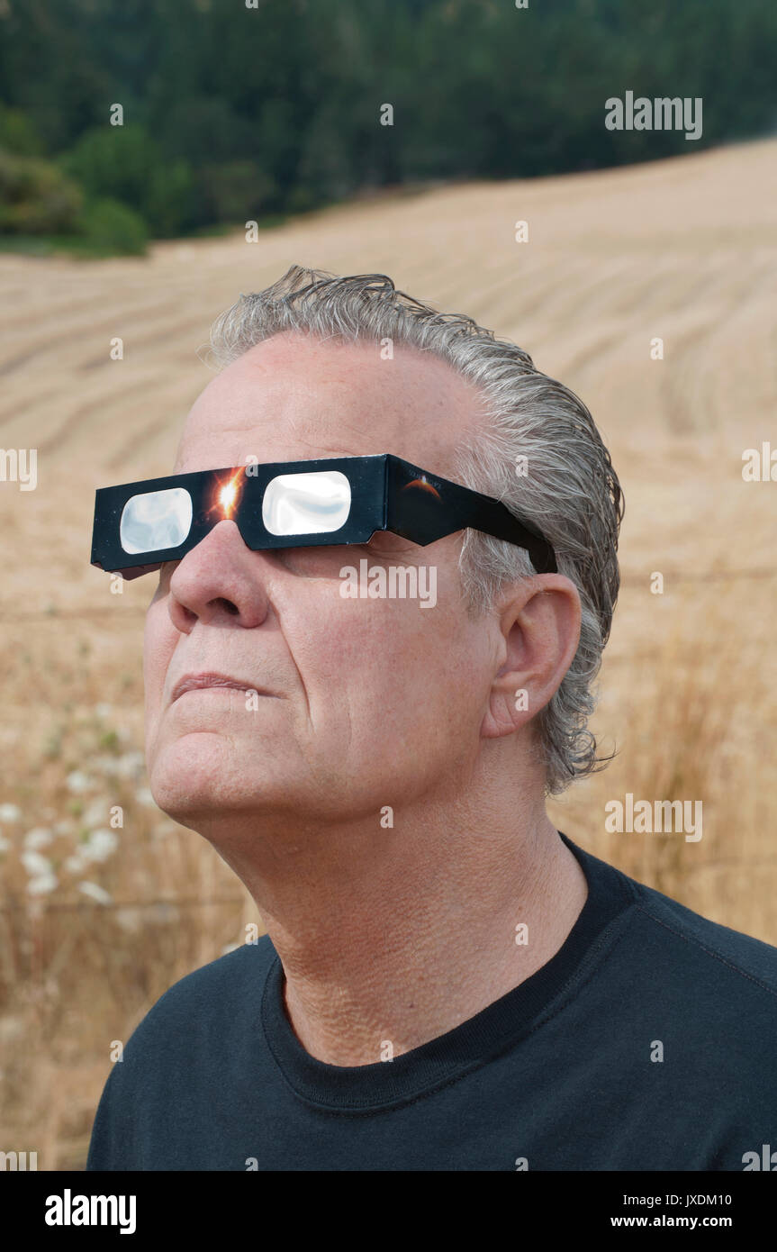 Solar eclipse glasses hi-res stock photography and images - Alamy