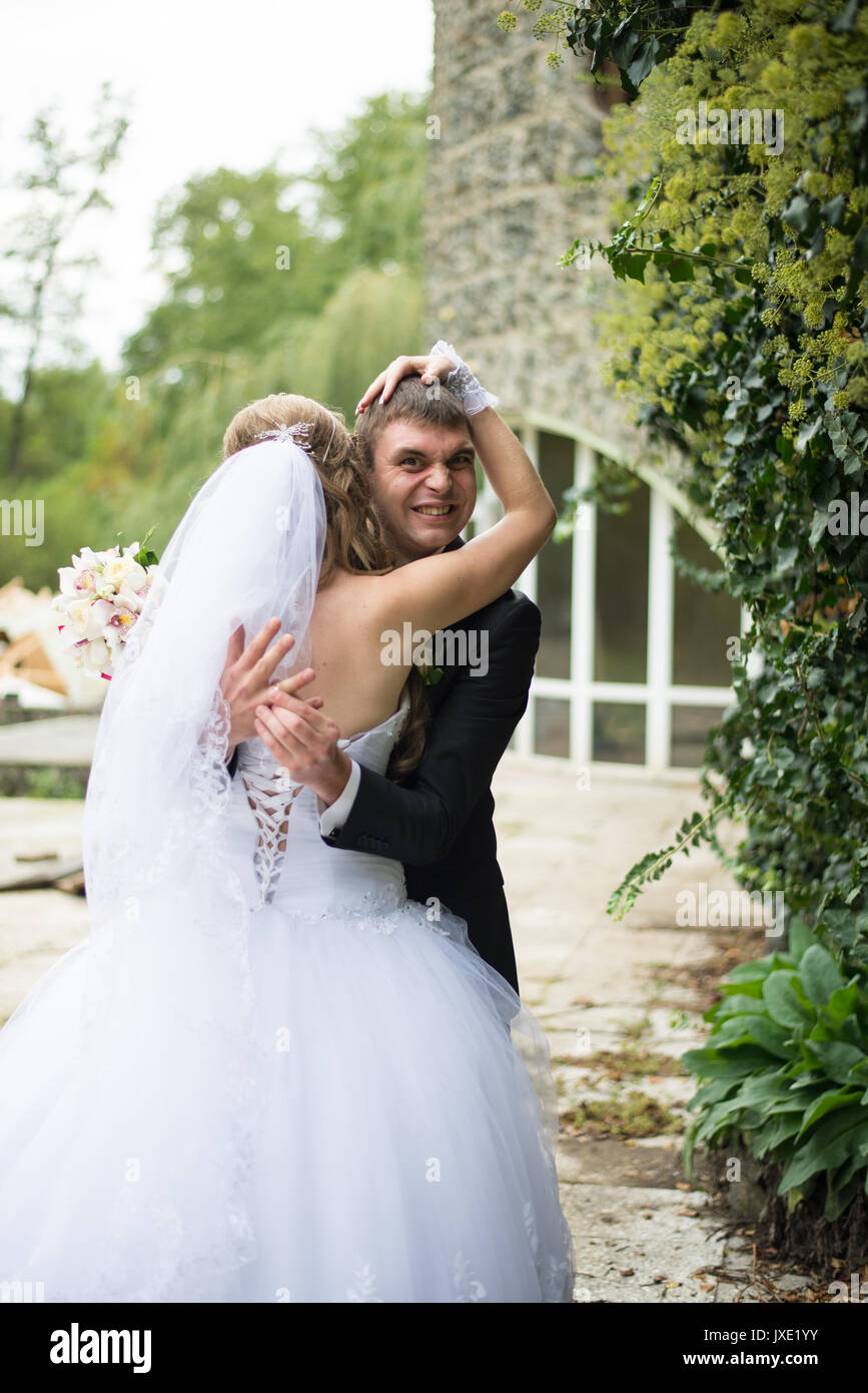Beautiful married couple in the wedding day Stock Photo - Alamy