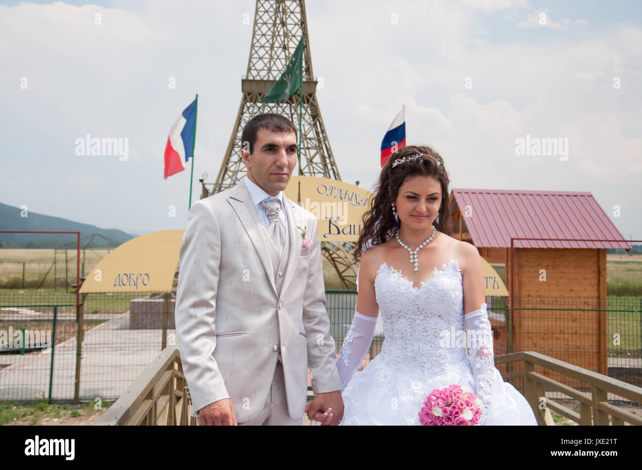 Beautiful married couple in the wedding day Stock Photo - Alamy