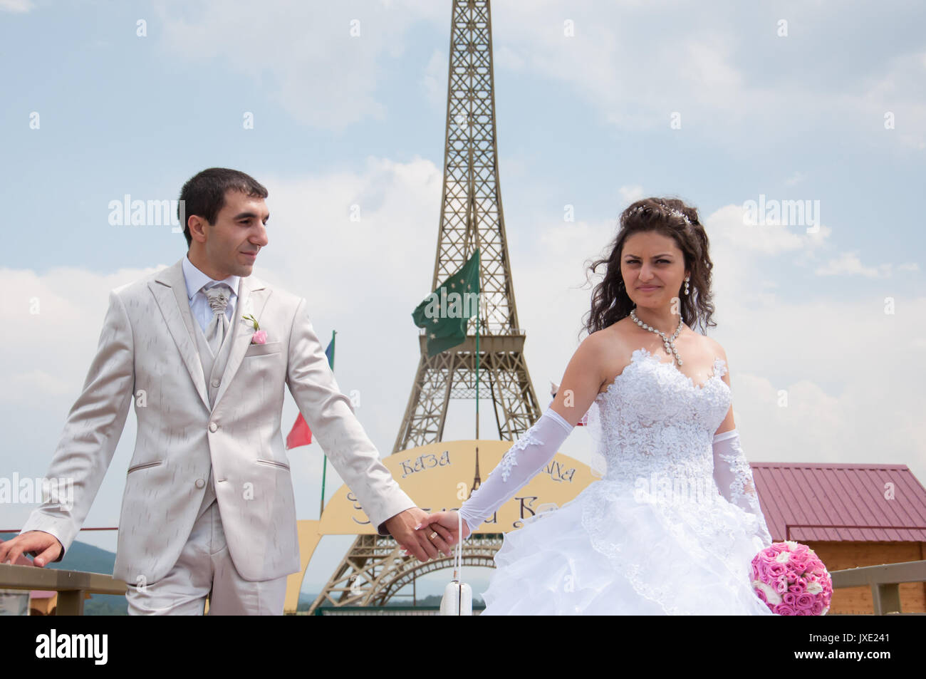 Beautiful married couple in the wedding day Stock Photo - Alamy