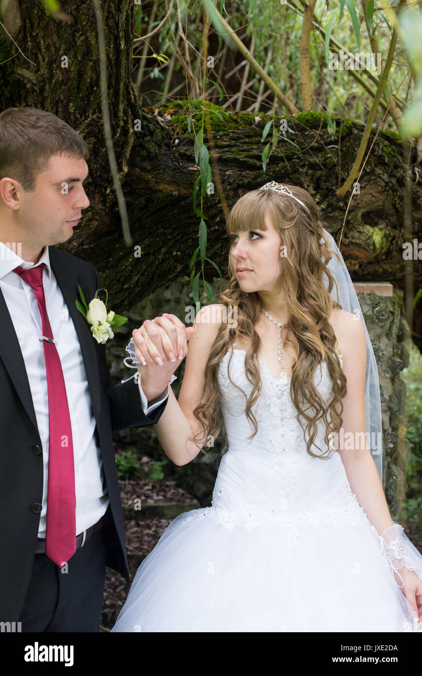Beautiful married couple in the wedding day Stock Photo - Alamy