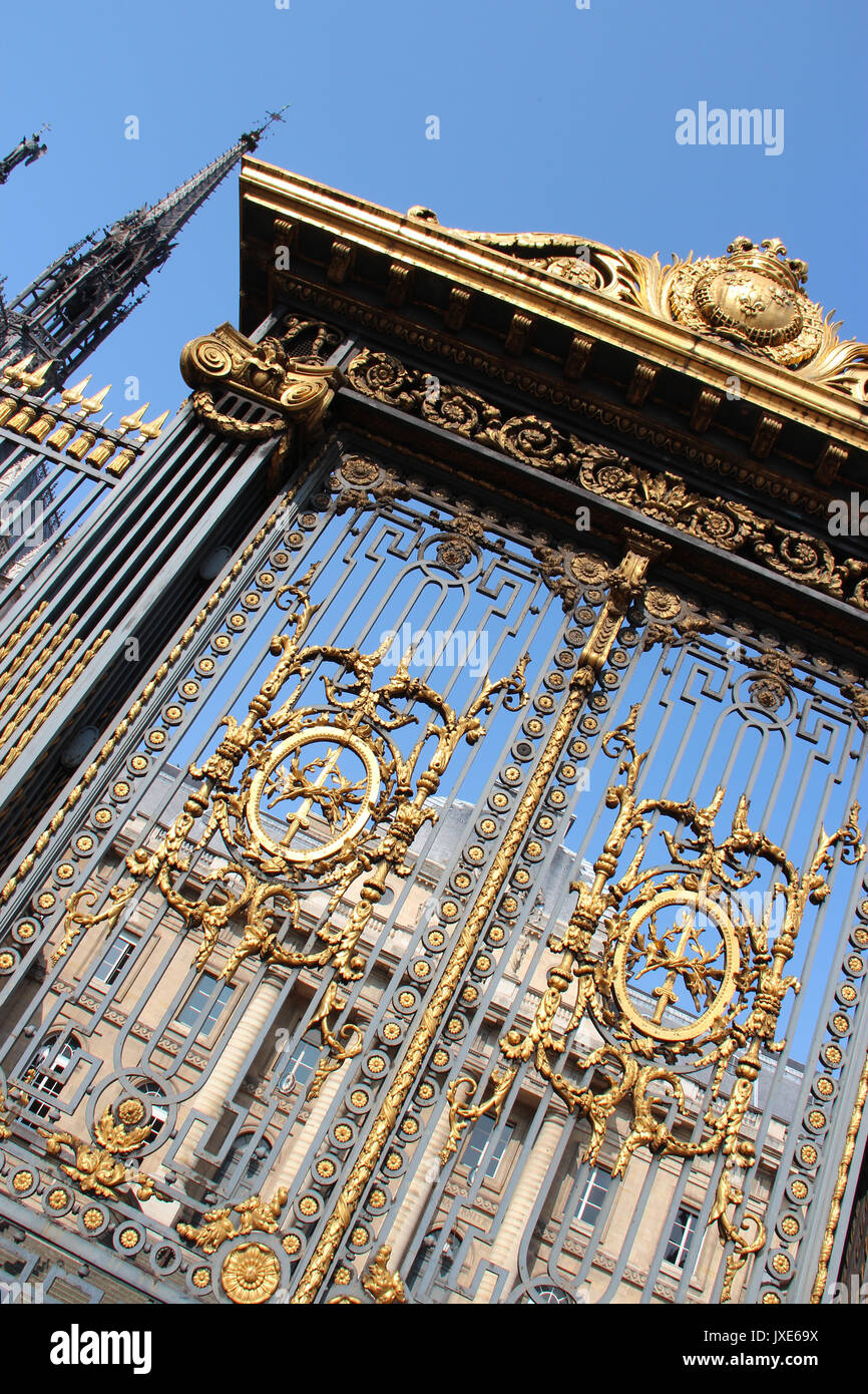 Gate of a courthouse in Paris (France Stock Photo - Alamy