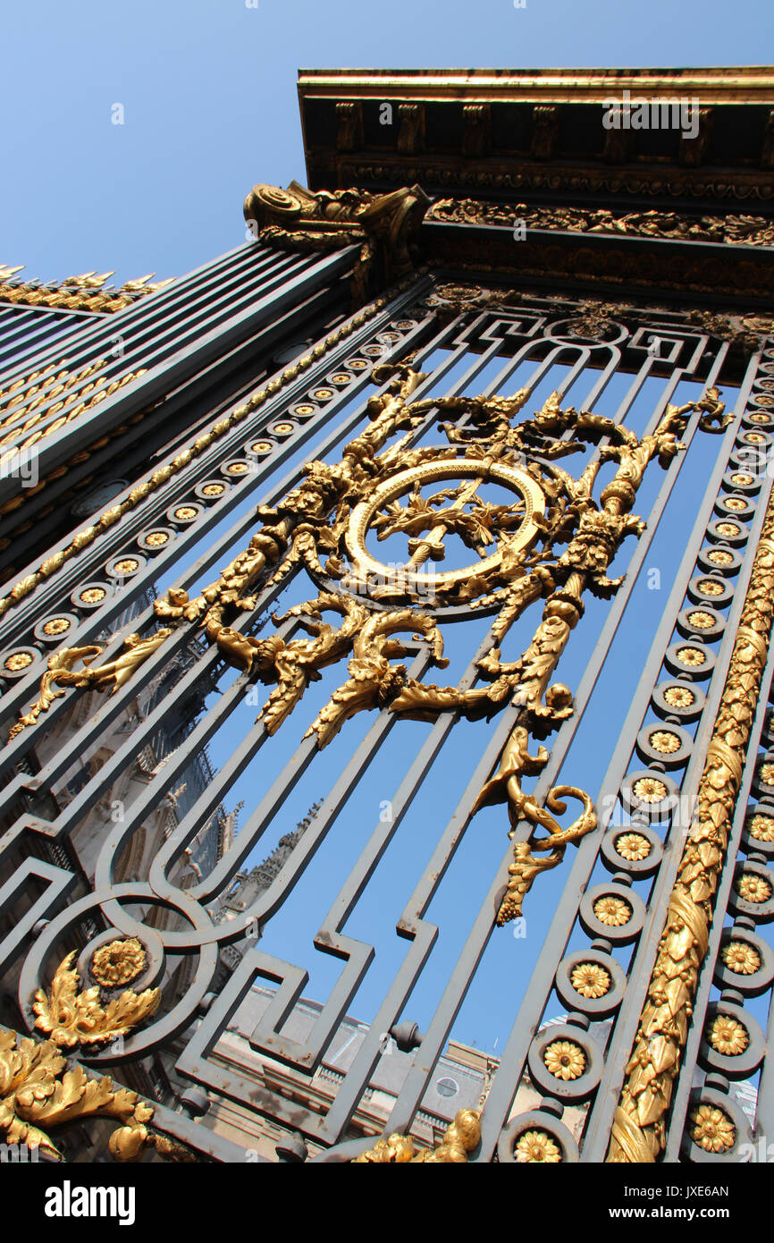 Gate of a courthouse in Paris (France Stock Photo - Alamy