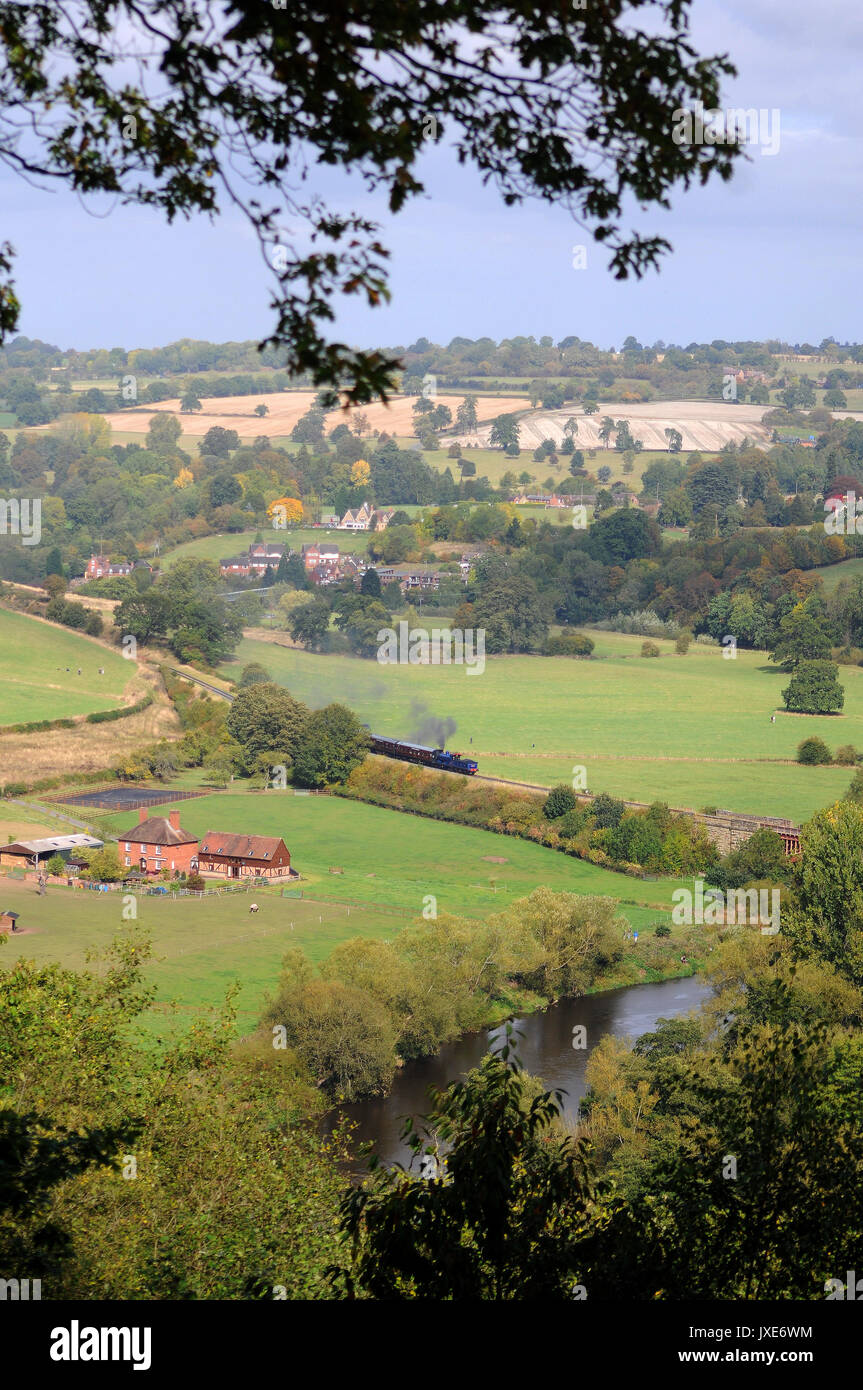 828 heads towards Victoria Bridge with a Kidderminster bound service ...