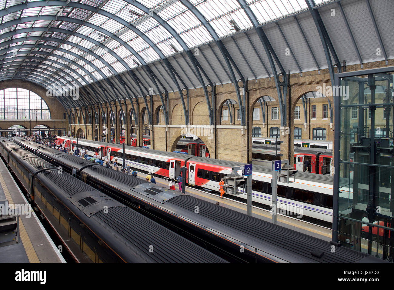 Passengers getting off a train at London Kings Cross railway station ...