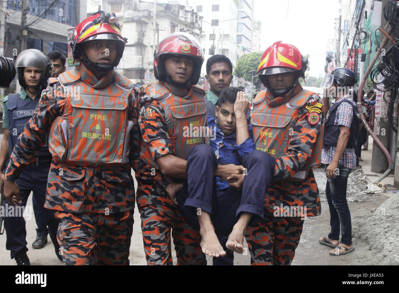 Dhaka, Bangladesh. 15th Aug, 2017. Bangladesh fire brigade personnel carry an injured man to ...