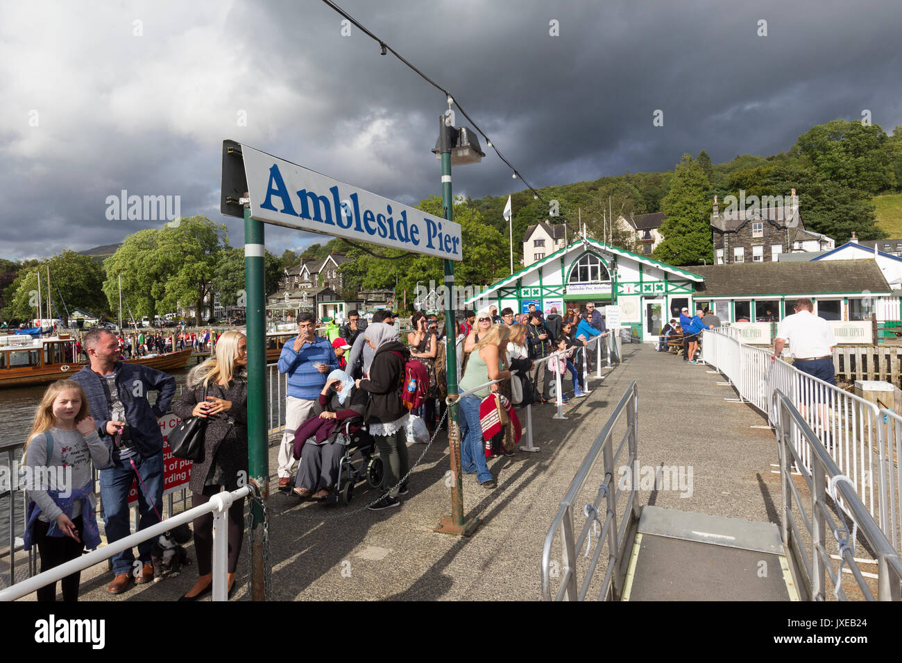 Boats ambleside pier waterhead lake hi-res stock photography and images ...