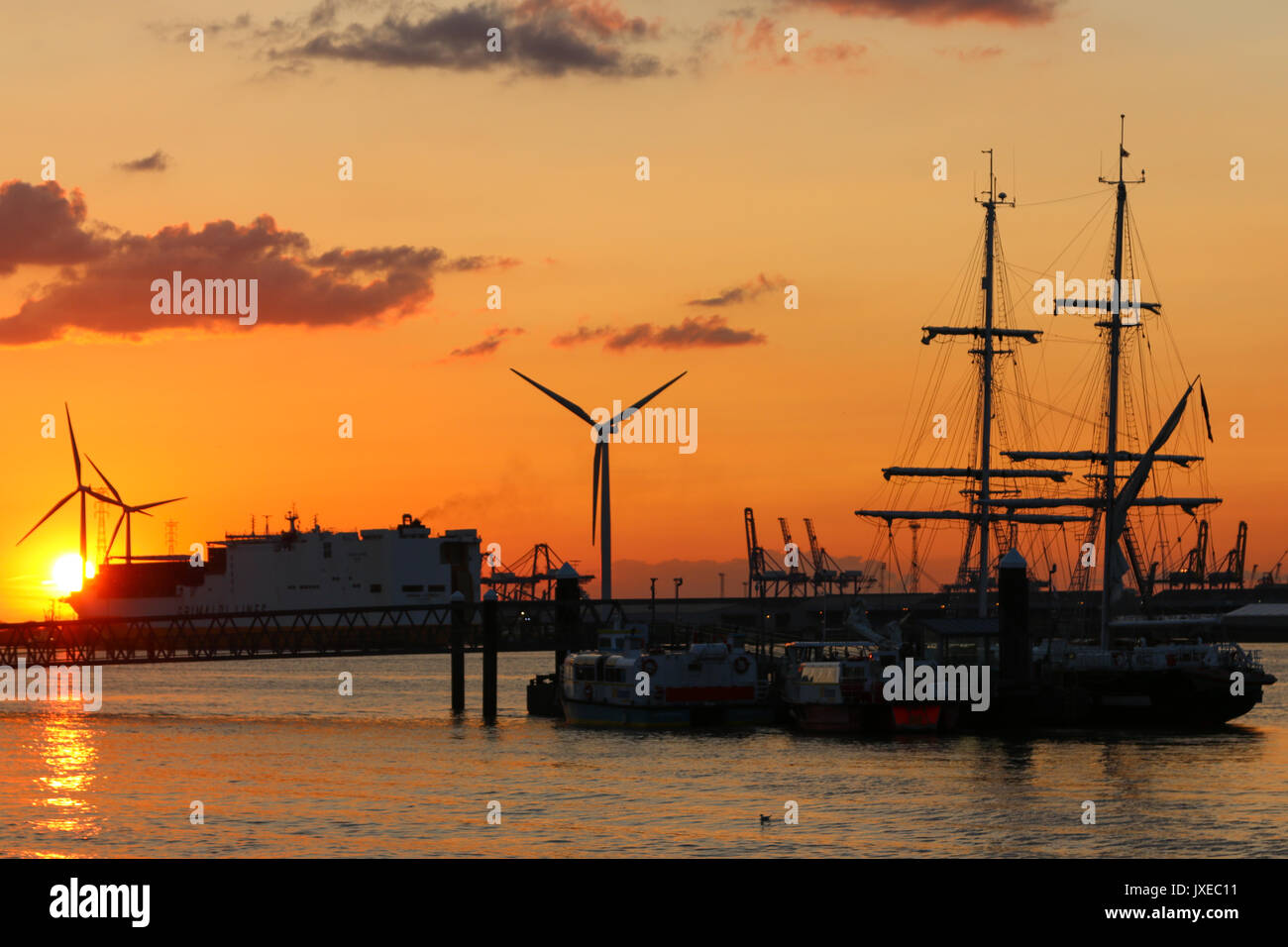 Gravesend, Kent, UK. 15th August, 2017. UK Weather. Sun setting over ...