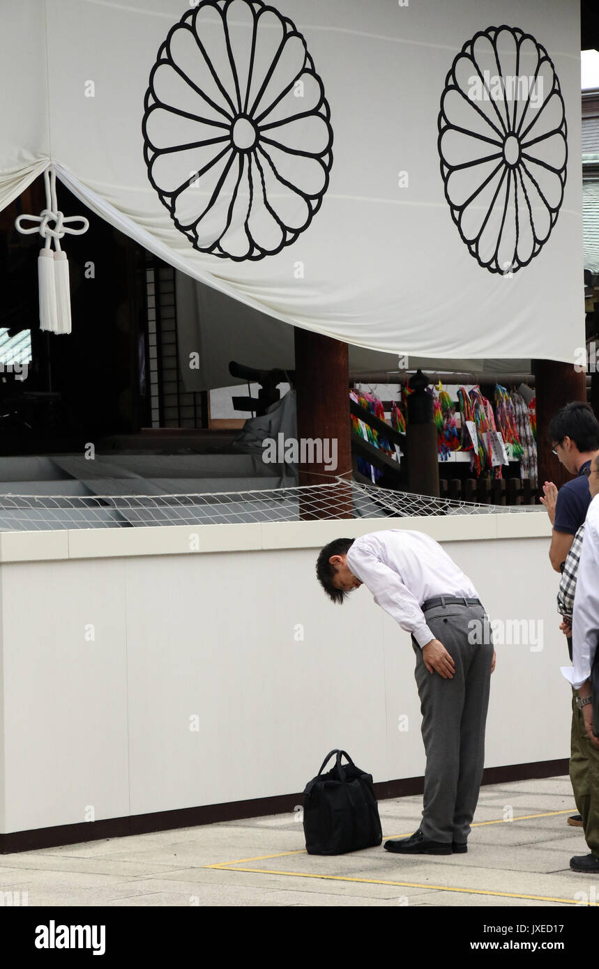 Tokyo, Japan. 15th Aug, 2017. A man bows his head as he visits the ...