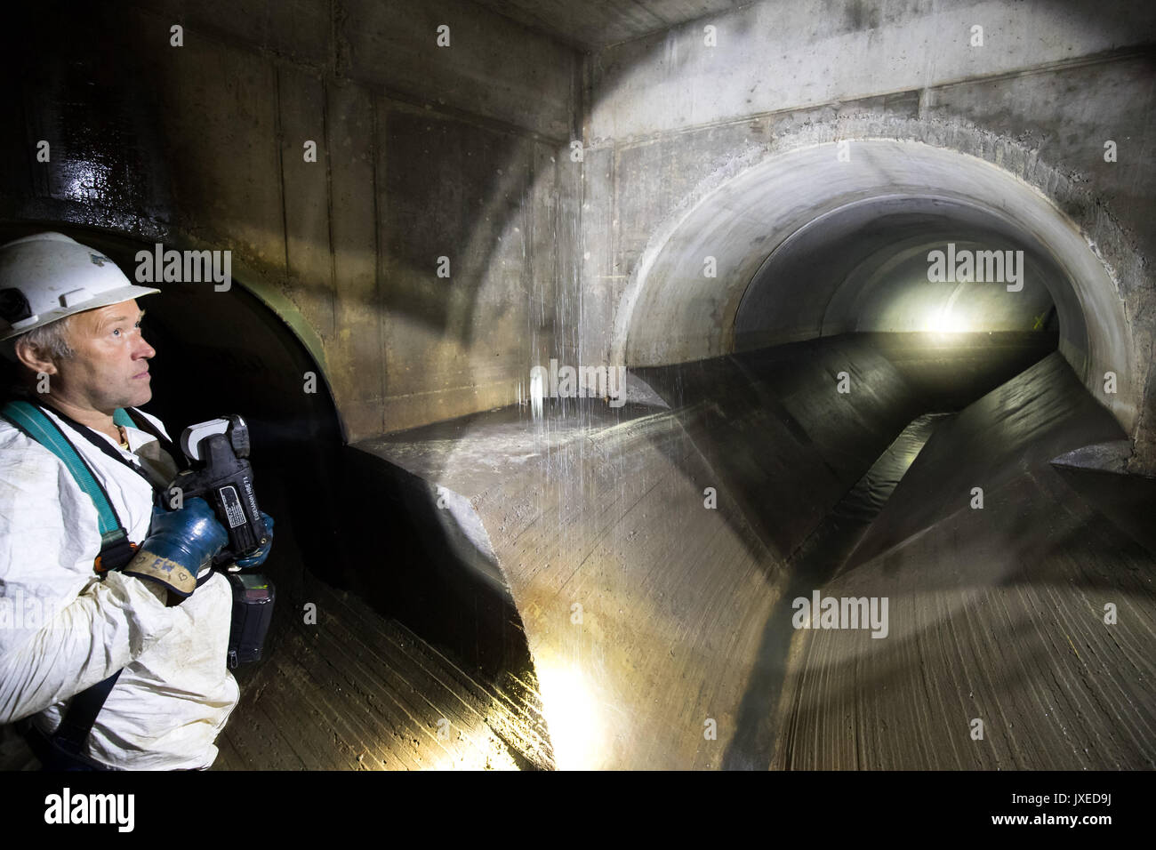 Schweinfurt, Germany. 17th July, 2017. Sewer worker Erwin Wolf in the ...