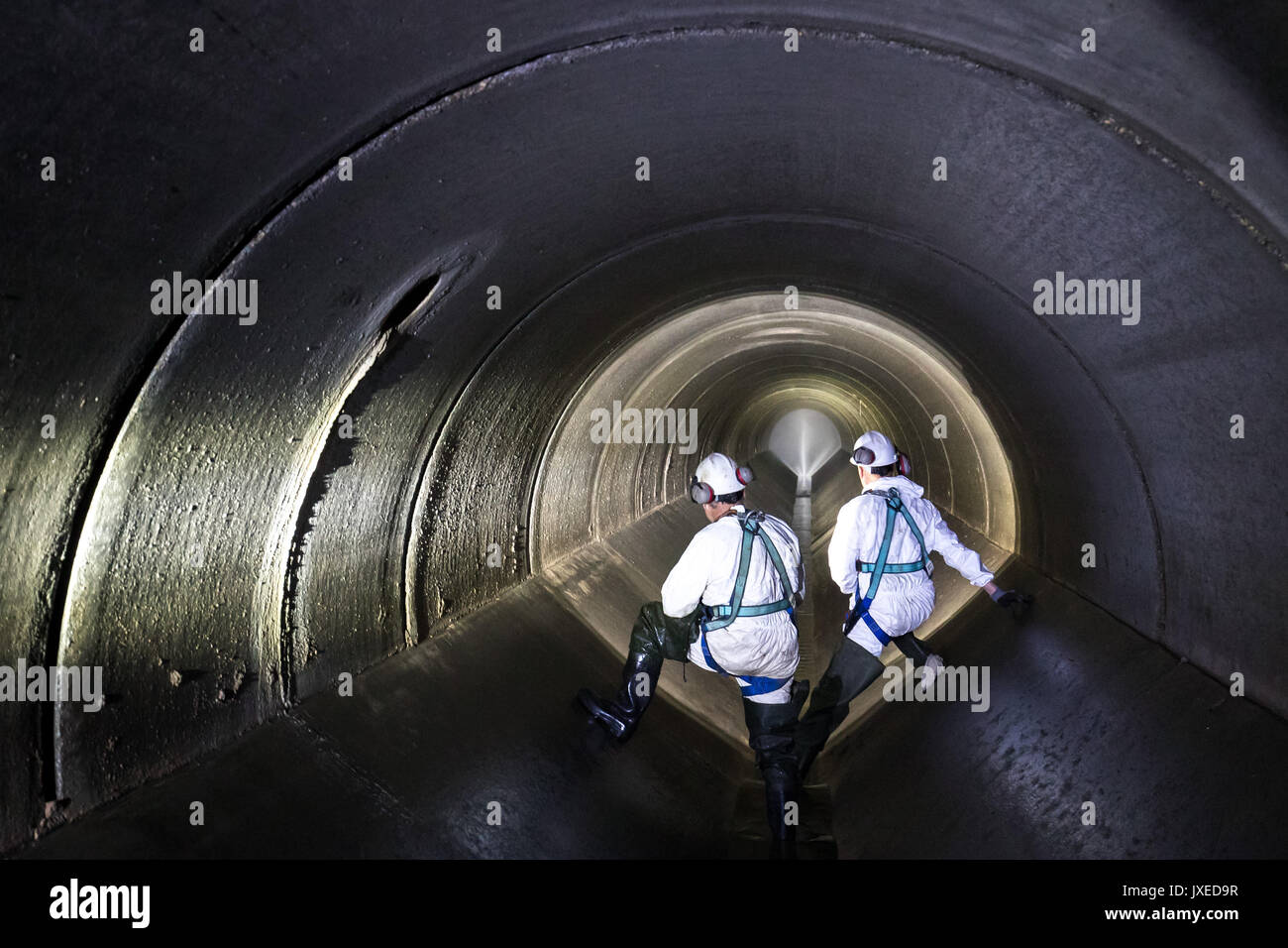 Schweinfurt, Germany. 17th July, 2017. Sewer workers in the ...