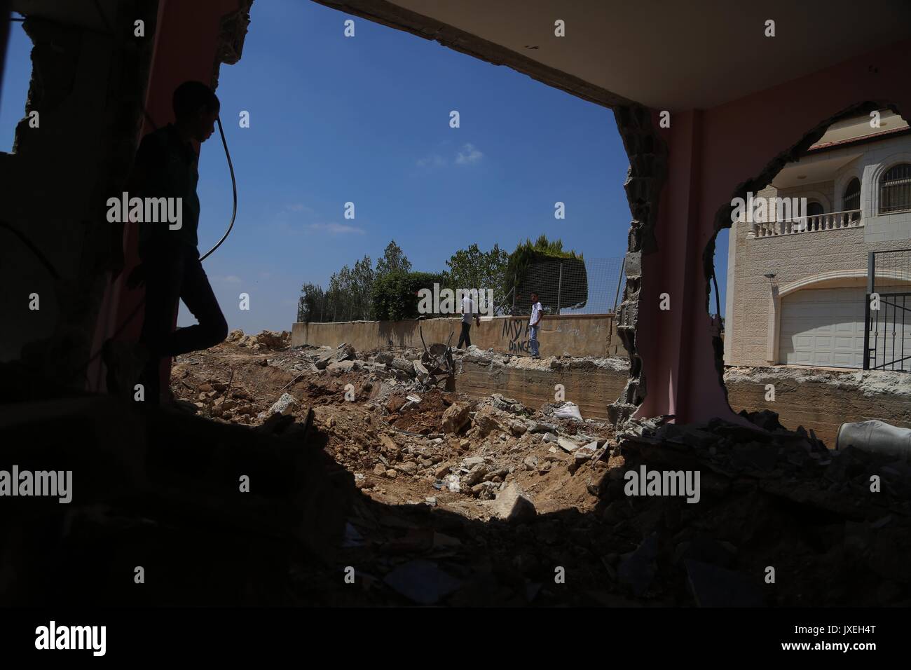 Ramallah, West Bank, Palestinian Territory. 16th Aug, 2017. People ...