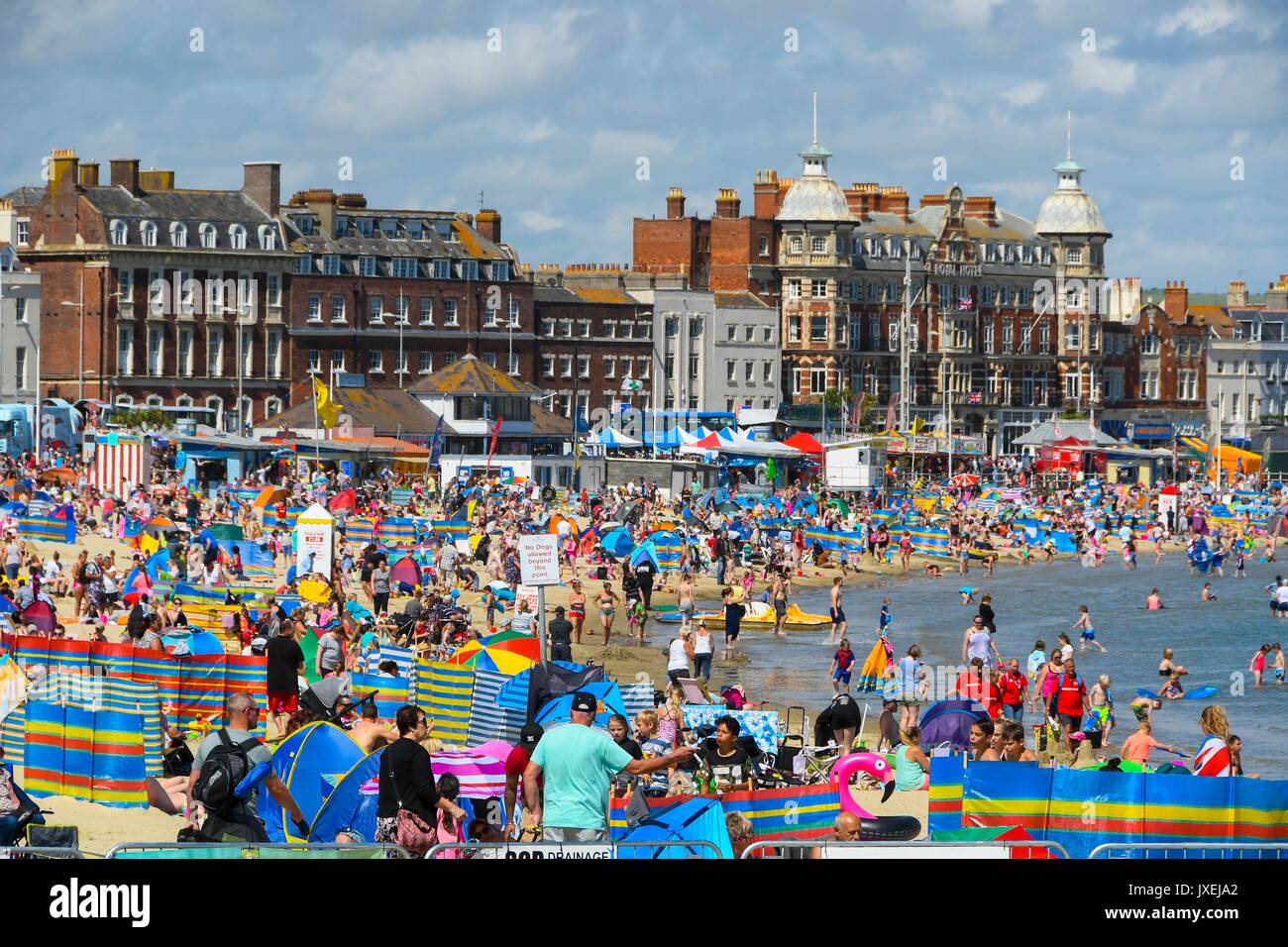 Weymouth, Dorset, UK. 16th Aug, 2017. UK Weather. Holidaymakers and ...