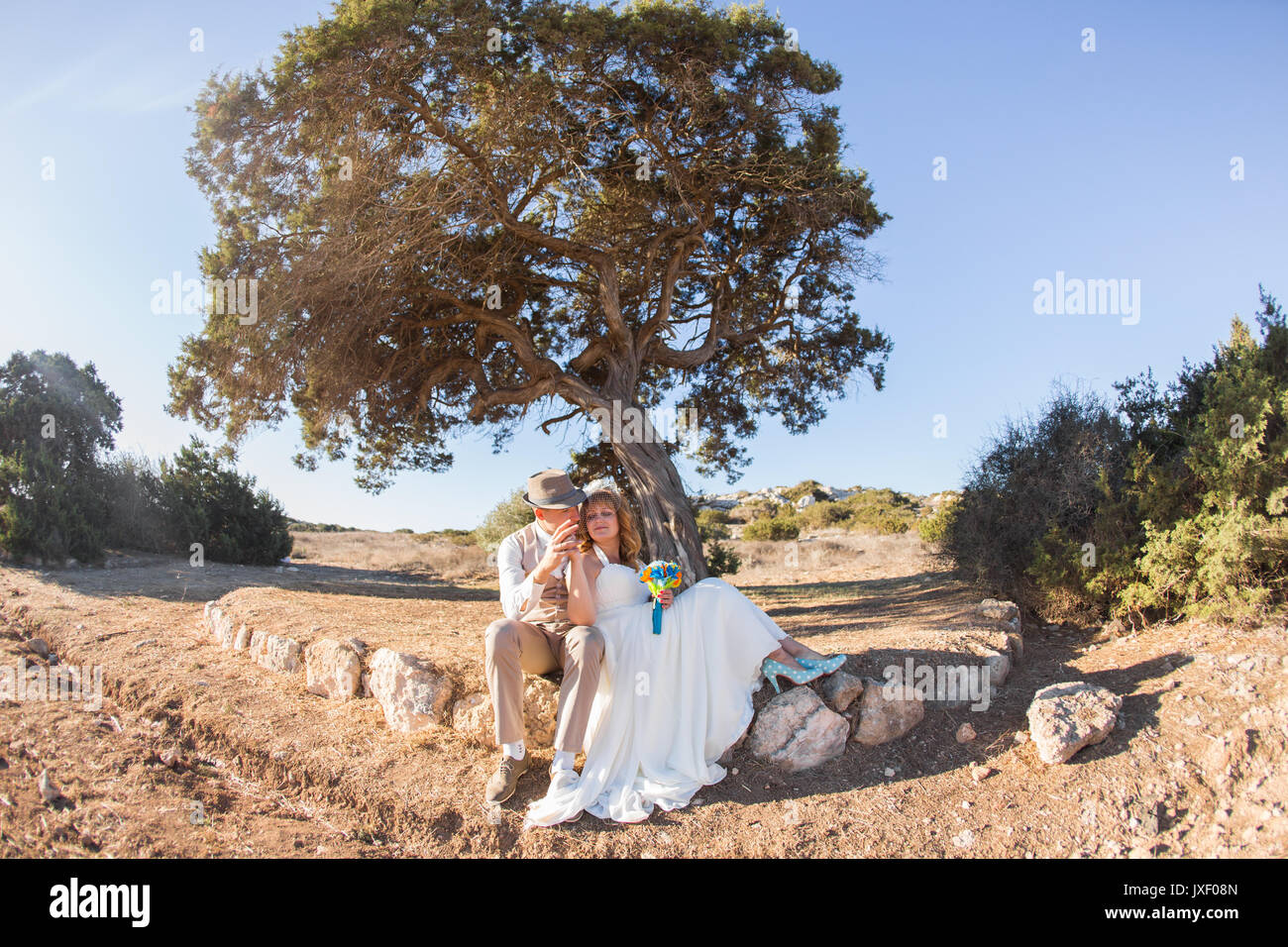 Couple sitting under shade tree hi-res stock photography and images - Alamy