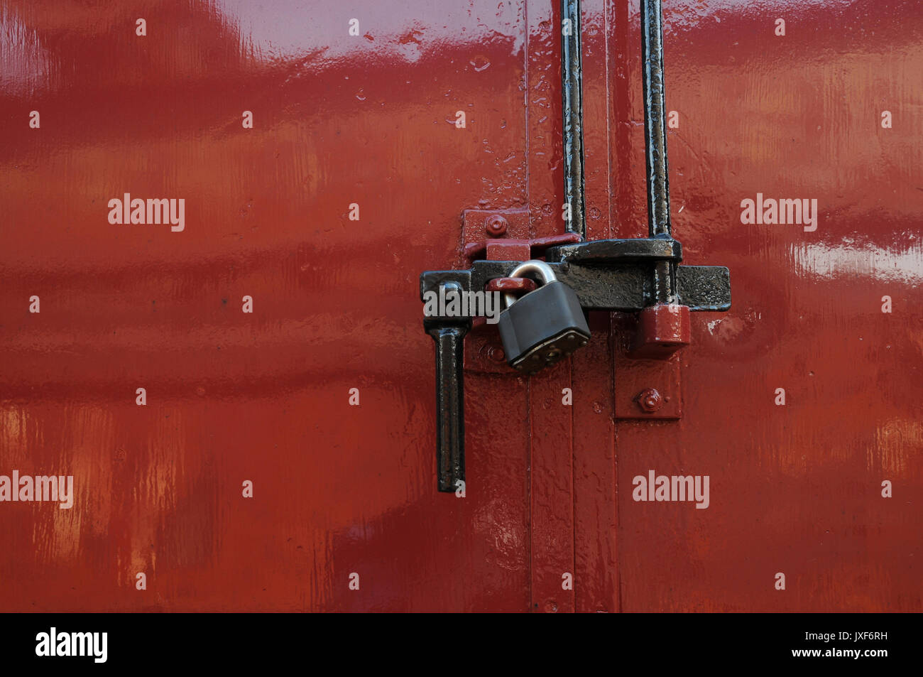 Padlocked red door hi-res stock photography and images - Alamy