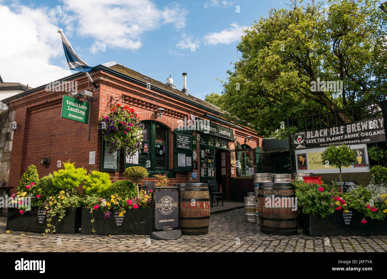 Teuchters landing pub hi-res stock photography and images - Alamy