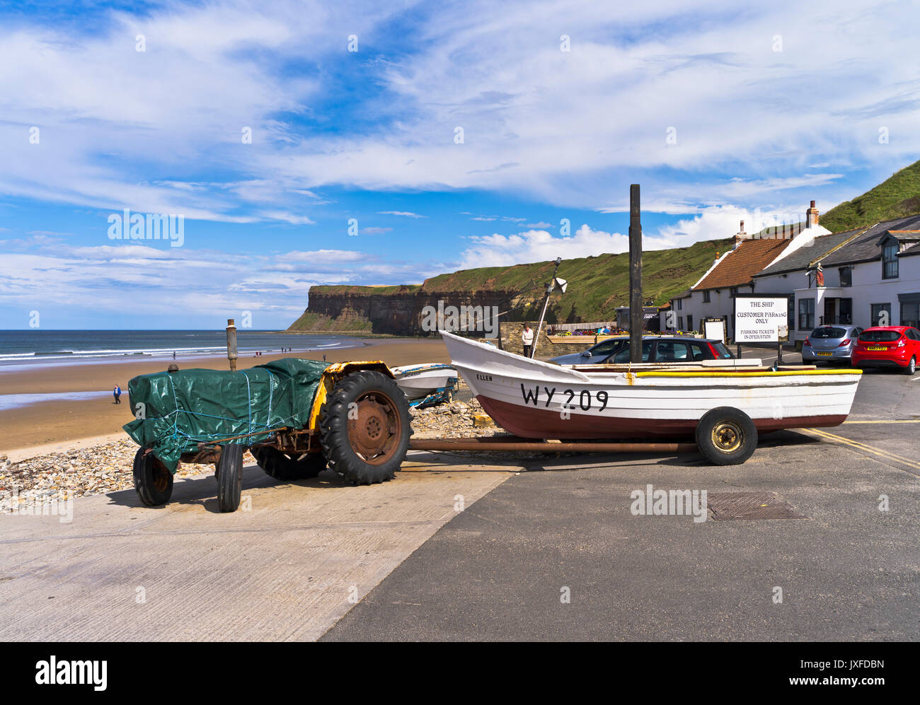 dh Saltburn beach SALTBURN BY THE SEA CLEVELAND Tractor boat trailer ...