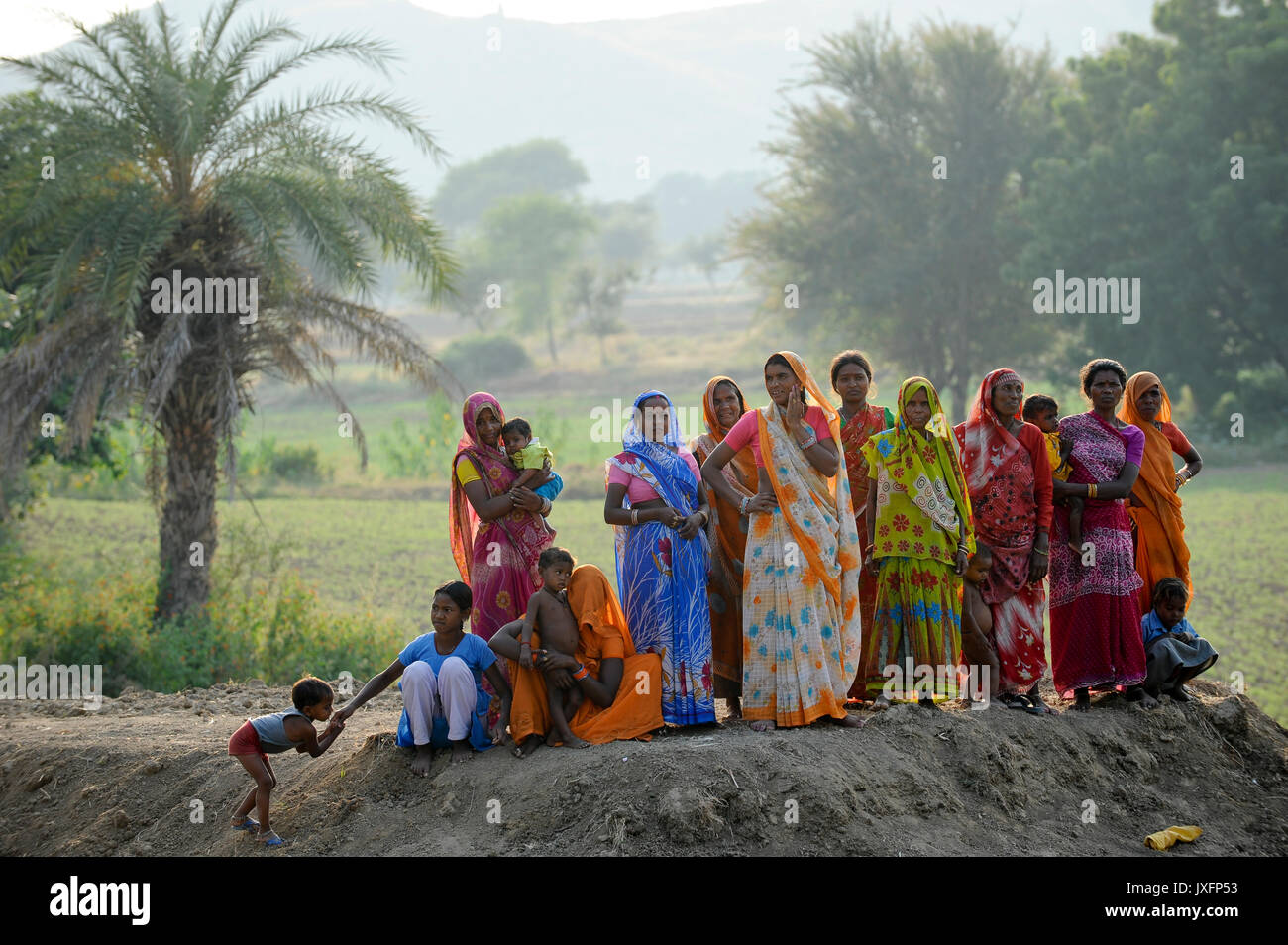 INDIA Uttar Pradesh , dalit women in village in Bundelkhand on a meeting / INDIEN Uttar Pradesh ...