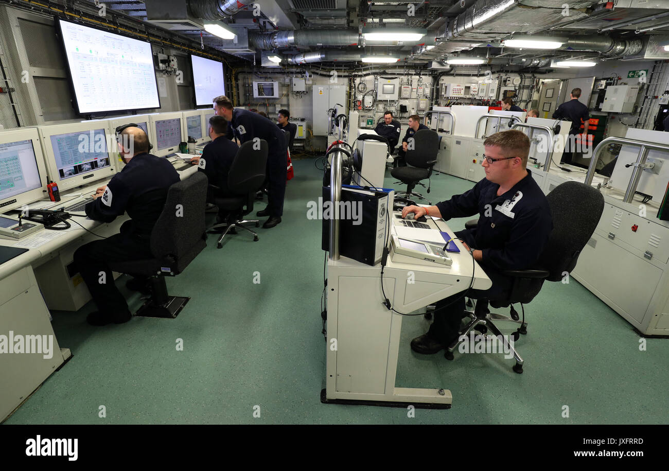 Ship control centre on board hms queen elizabeth hi-res stock ...