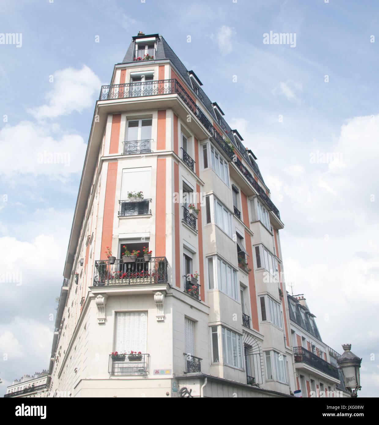 Paris building corner balcony view hi-res stock photography and images ...