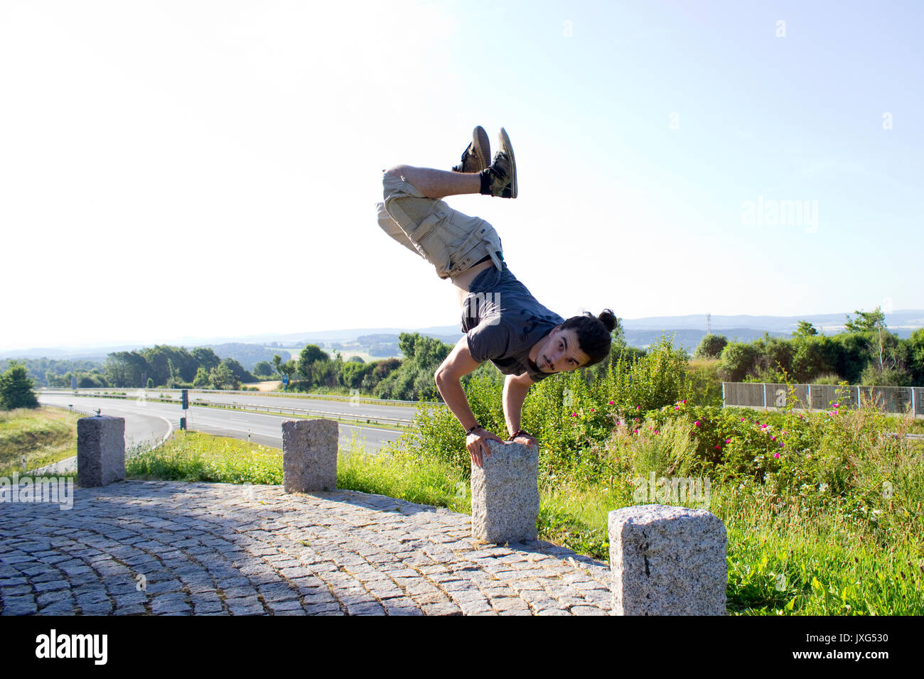 Hand stand hi-res stock photography and images - Alamy