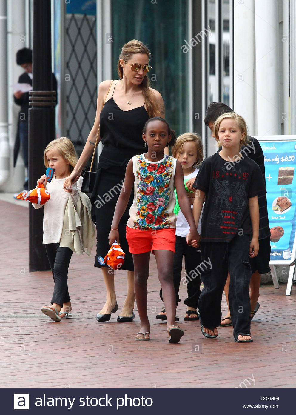 Angelina Jolie, Shiloh Nouvel Jolie-Pitt, Maddox Chivan Jolie-Pitt ...
