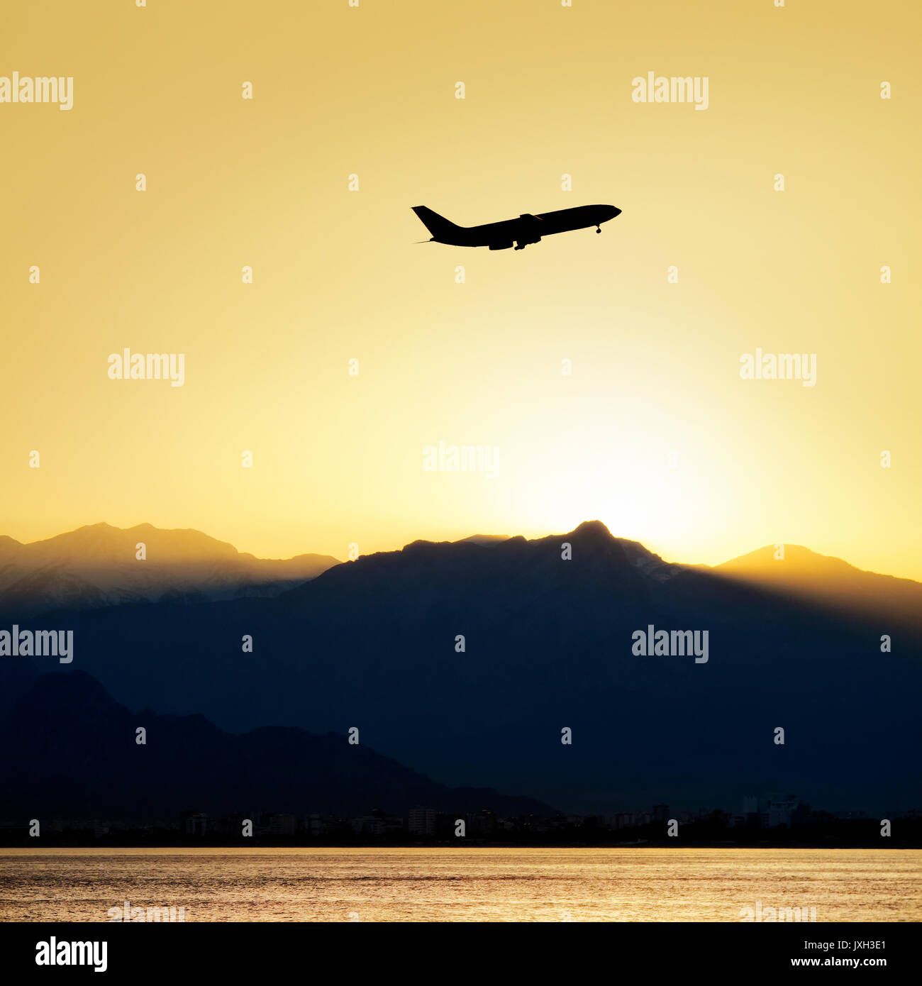 Airplane flying over mountains hi-res stock photography and images - Alamy