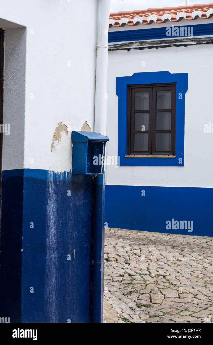 White painted cobbles hi-res stock photography and images - Alamy