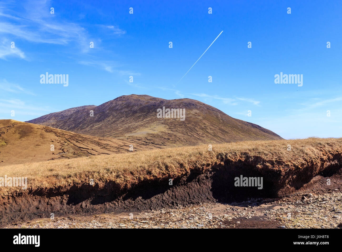 Jet plane leaving mountain hi-res stock photography and images - Alamy