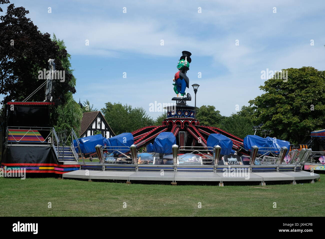 Setting up a funfair in Gloucester Park, southern England Stock Photo ...