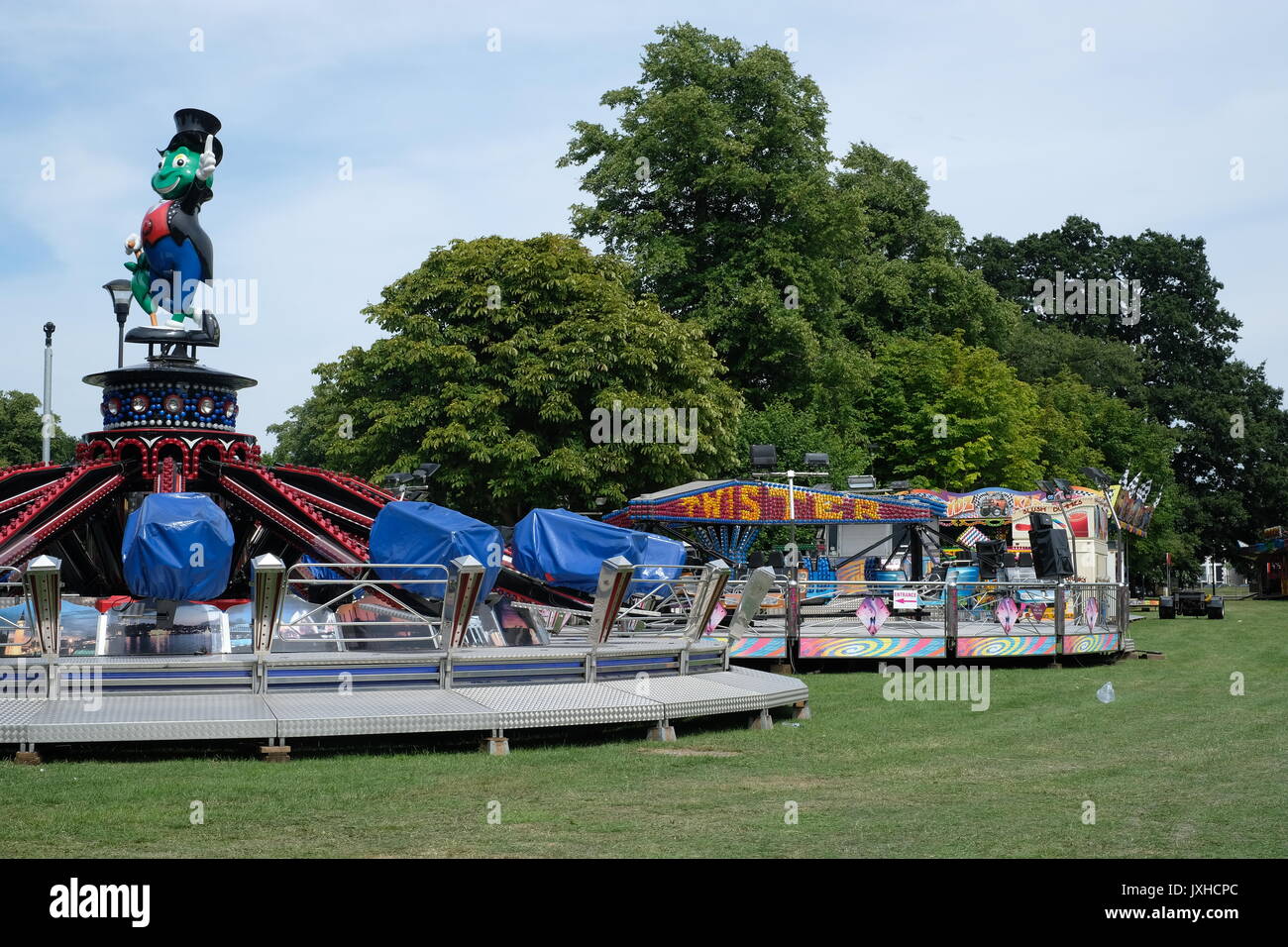 Setting up a funfair in Gloucester Park, southern England Stock Photo ...