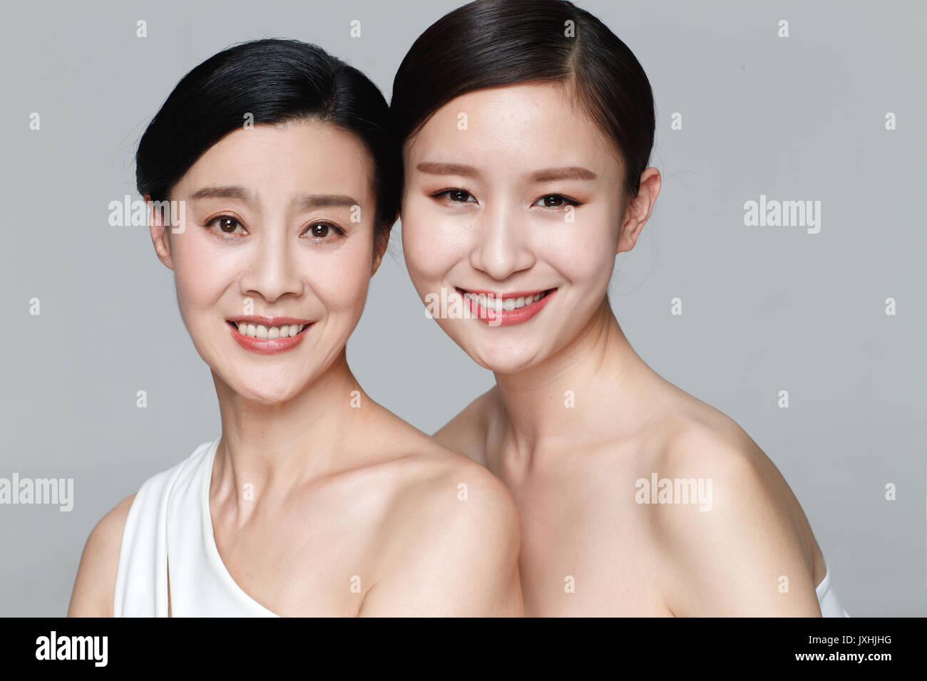 Beautiful and elegant mother and daughter Stock Photo - Alamy