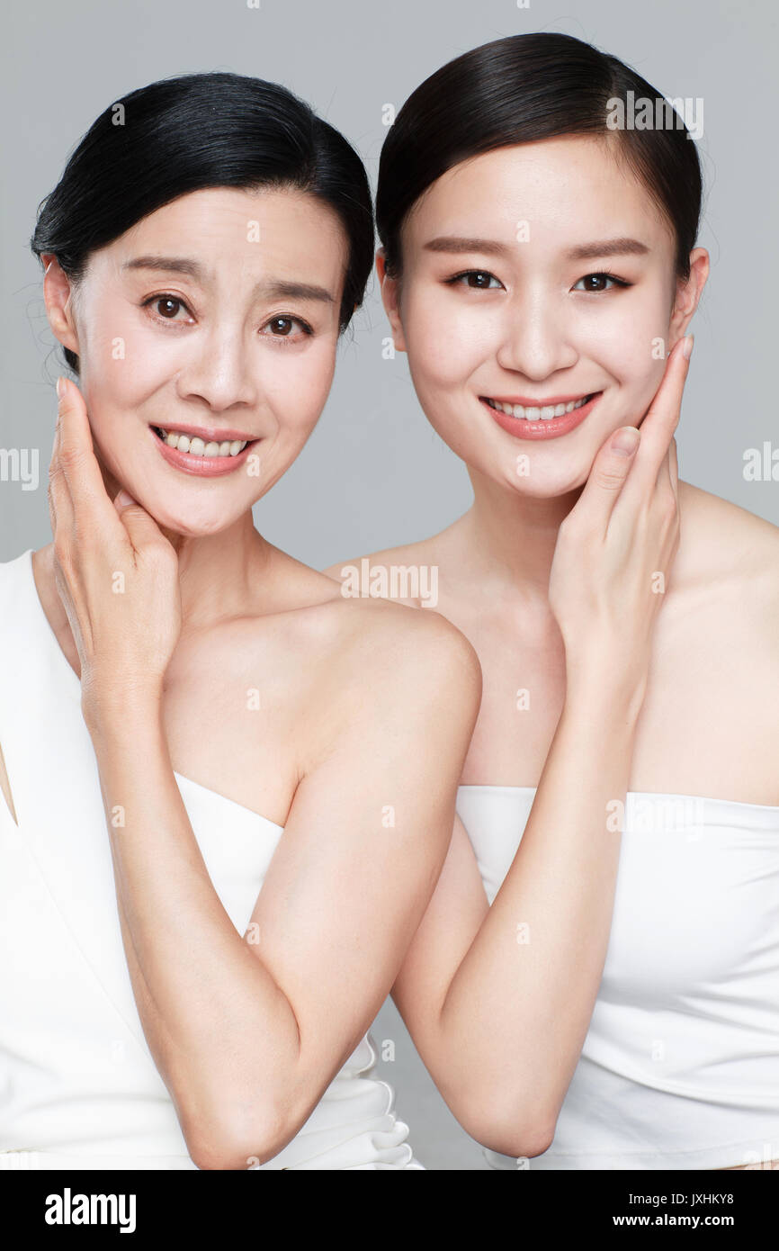 Beautiful and elegant mother and daughter Stock Photo - Alamy