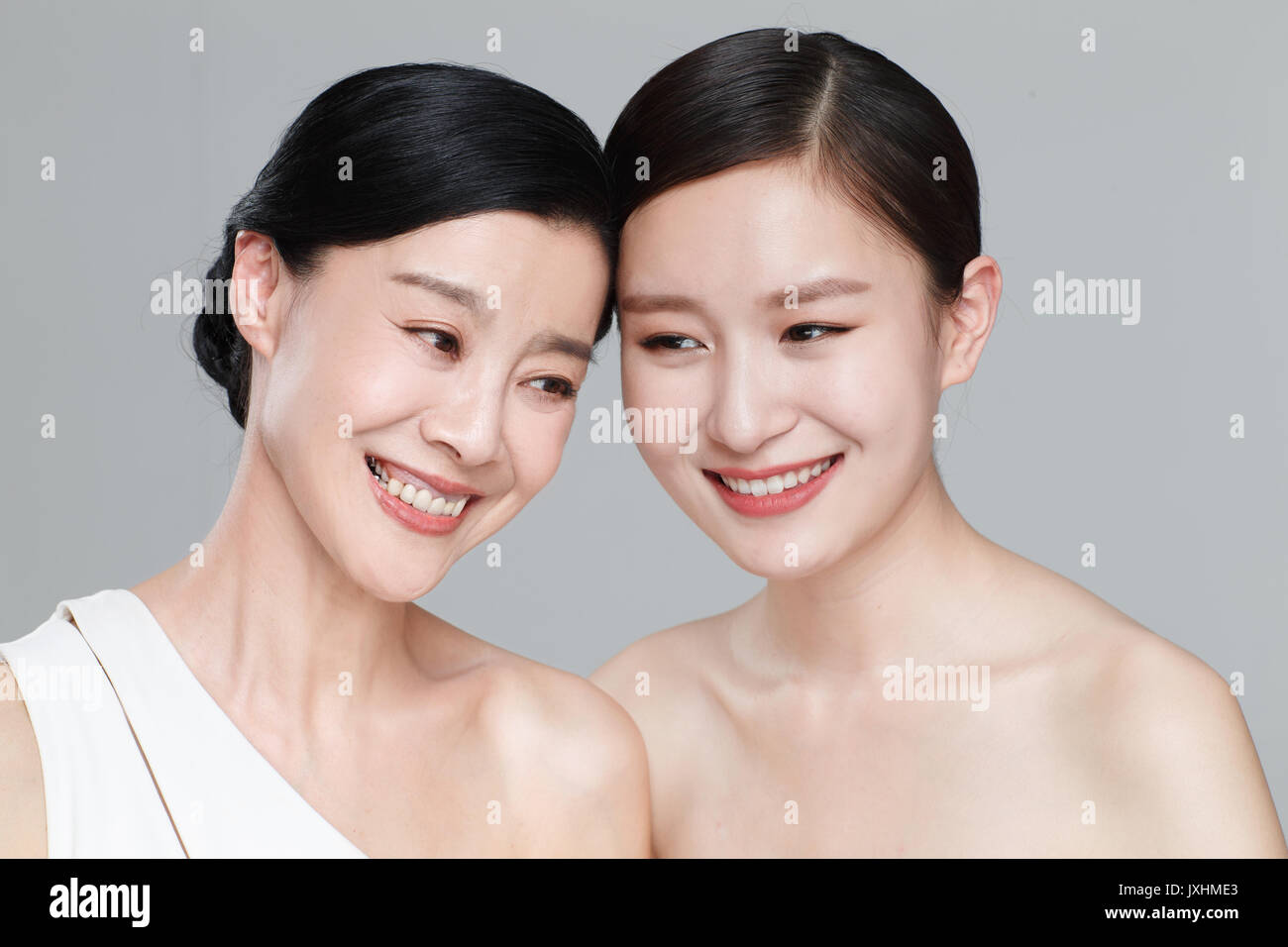 Beautiful and elegant mother and daughter Stock Photo - Alamy