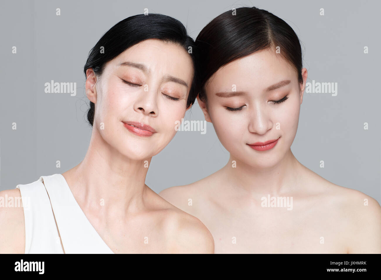 Beautiful and elegant mother and daughter Stock Photo - Alamy