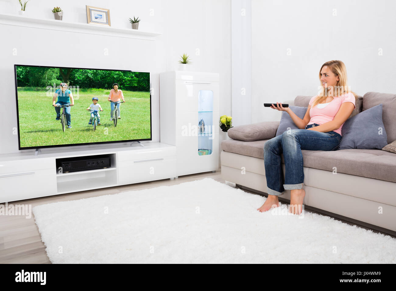 Family sitting on couch watching tv hi-res stock photography and images ...
