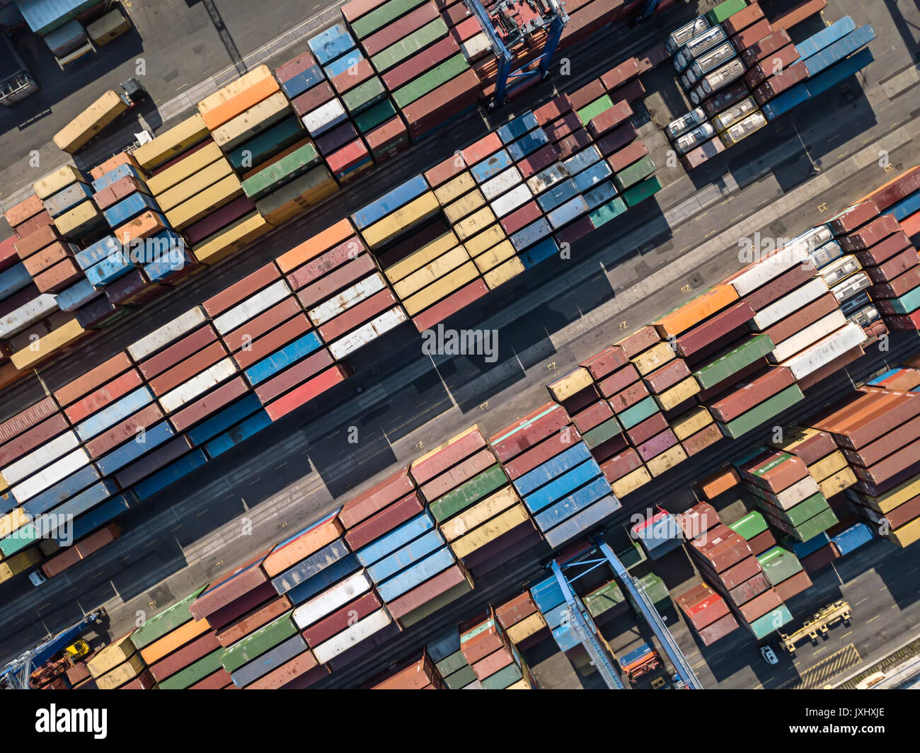 Warehouse cargo delivery truck terminal hi-res stock photography and ...