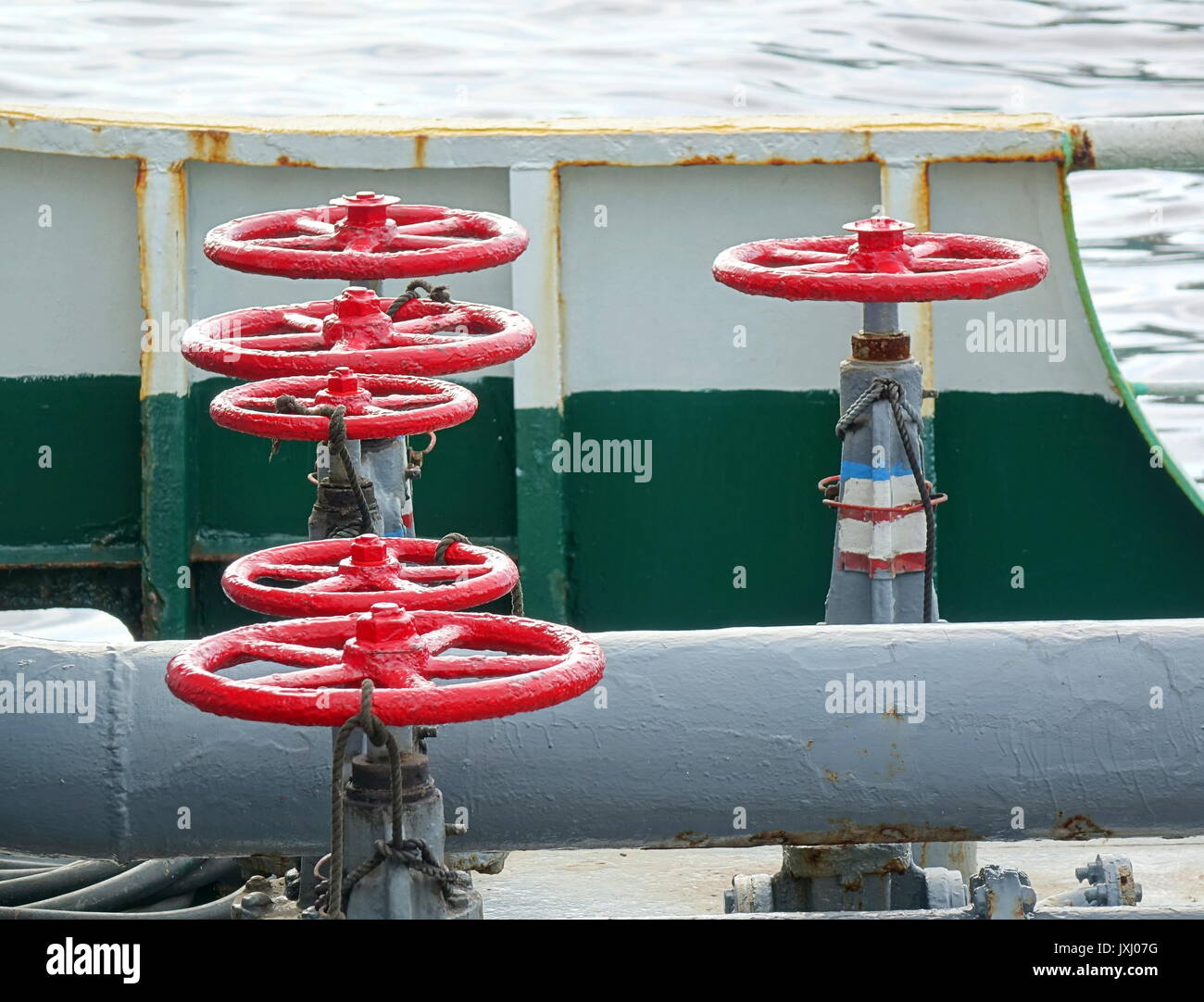 Ship valves hi-res stock photography and images - Alamy